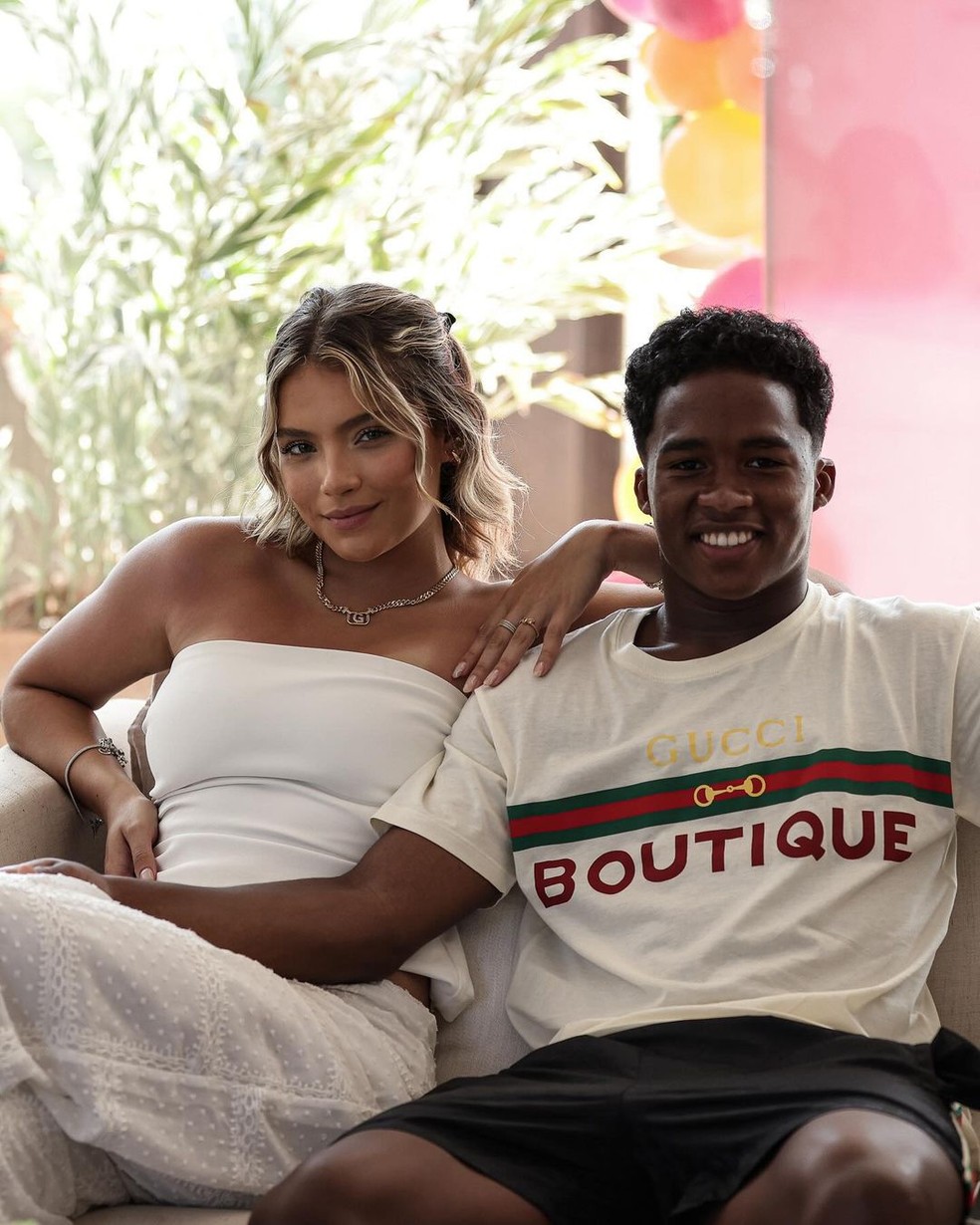 Com 21 anos, namorada de Endrick, de 17, sofre críticas nas redes, mas namoro não é ilegal; entenda