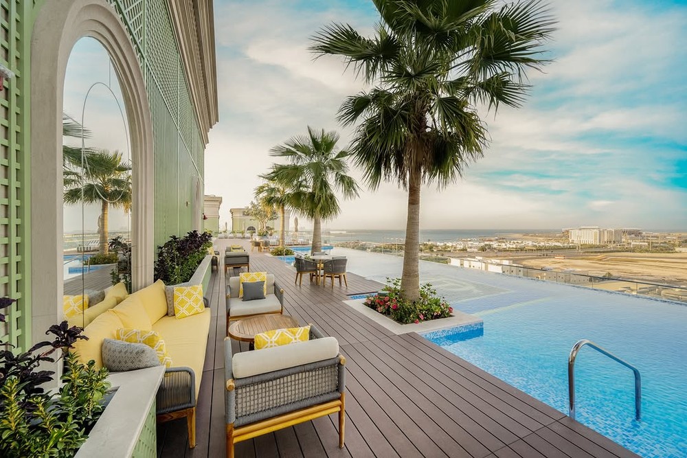 Piscina de borda infinita, jacuzzi e restaurantes de luxo: conheça o ...