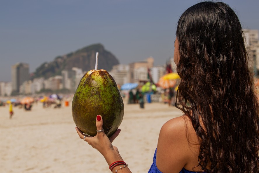 Água de coco em cubos de gelo? Bebida é refrescante no calorão e ideal ...
