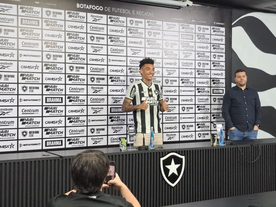 Igor Jesus se apresenta no Botafogo e destaca maturidade na carreira ...