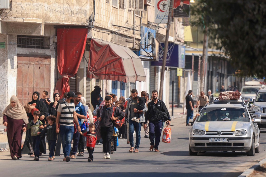 Imagens mostram fuga dramática de palestinos do norte de Gaza após ...