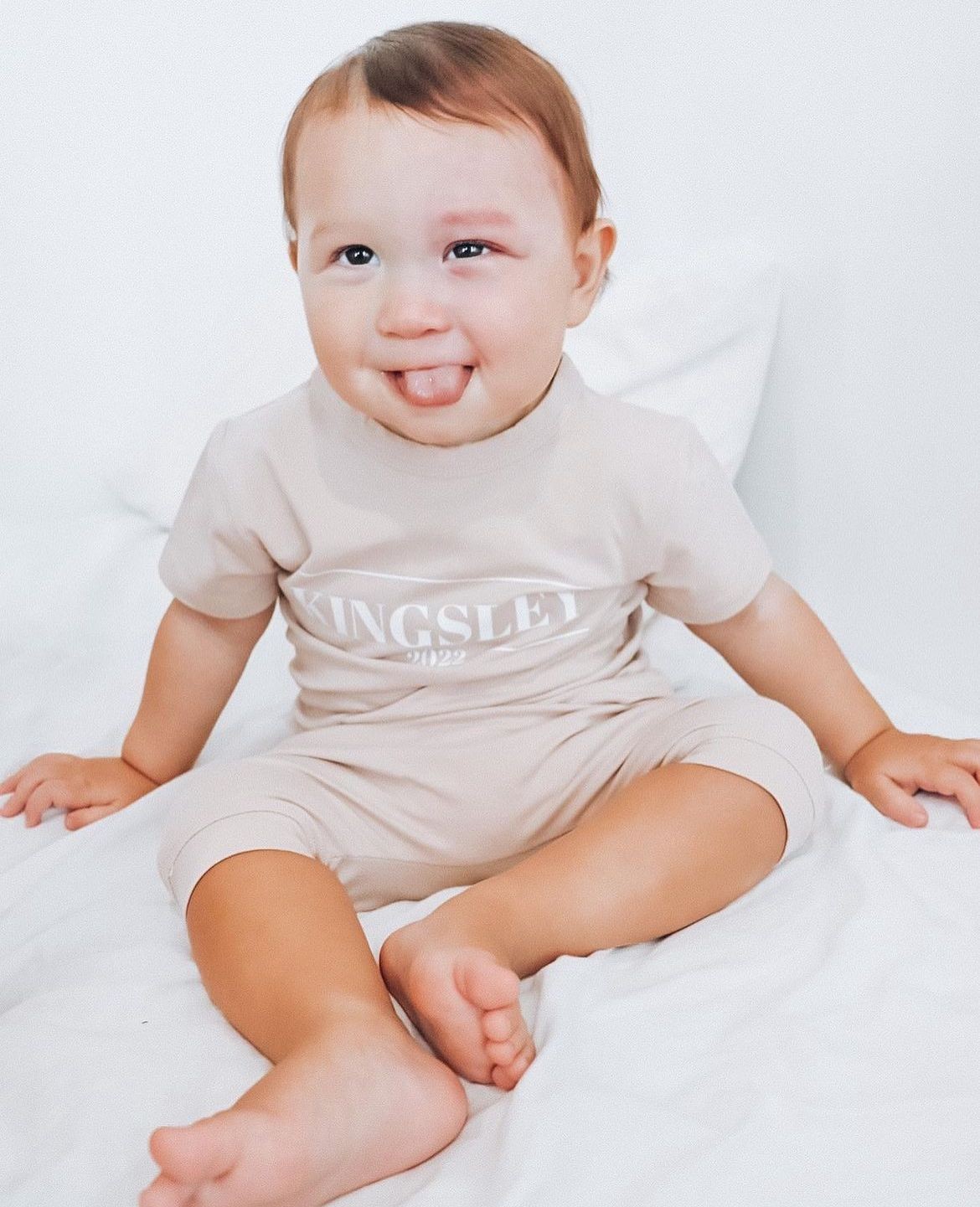 Criança revê família após meses internada para tratamento de vírus ...