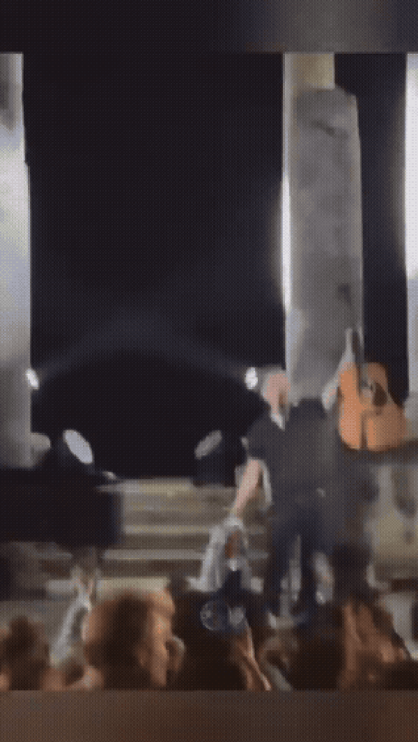 Bryan Adams ergue bandeira da Palestina e keffiyeh em show na Tunísia