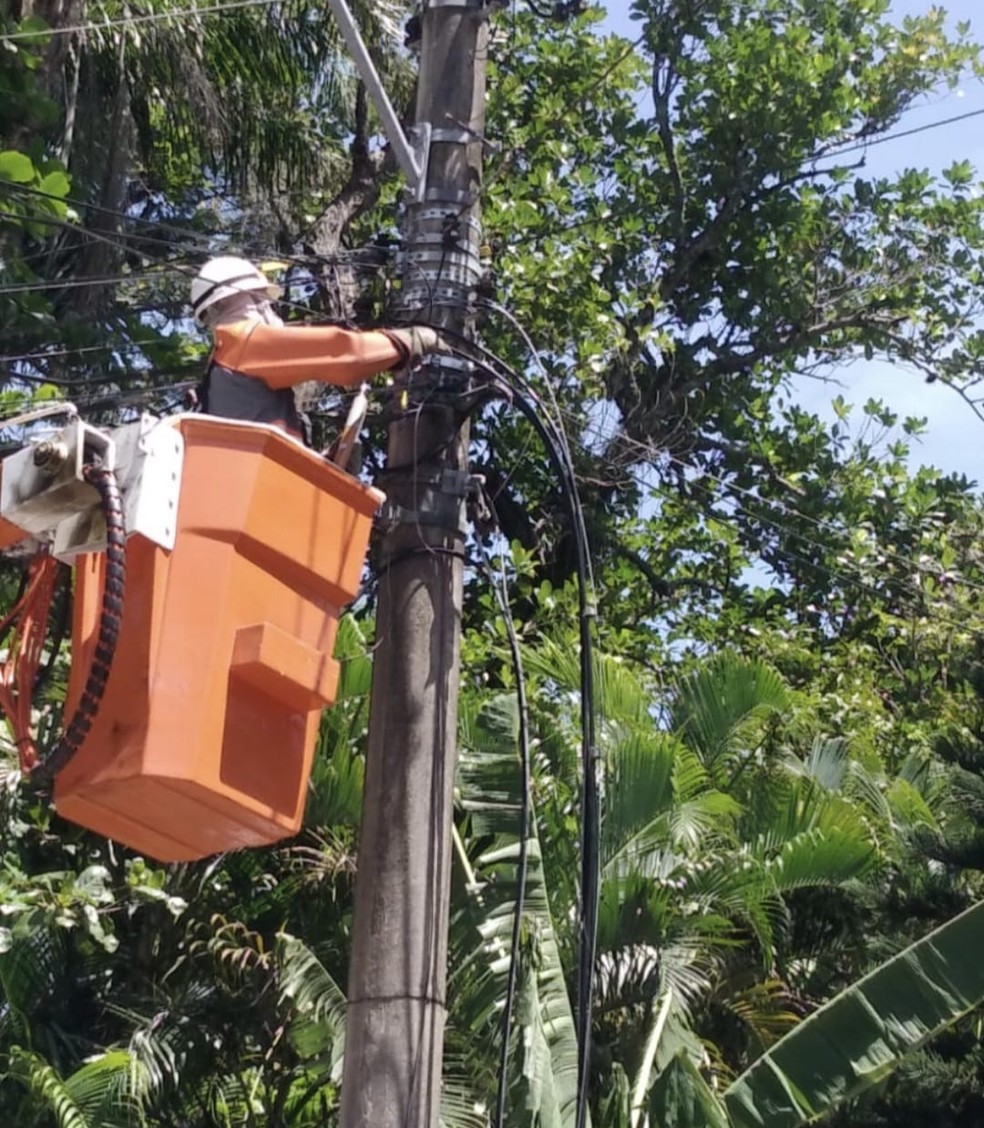 Colisões contra postes deixaram mais de 93 mil clientes sem luz no RJ ...