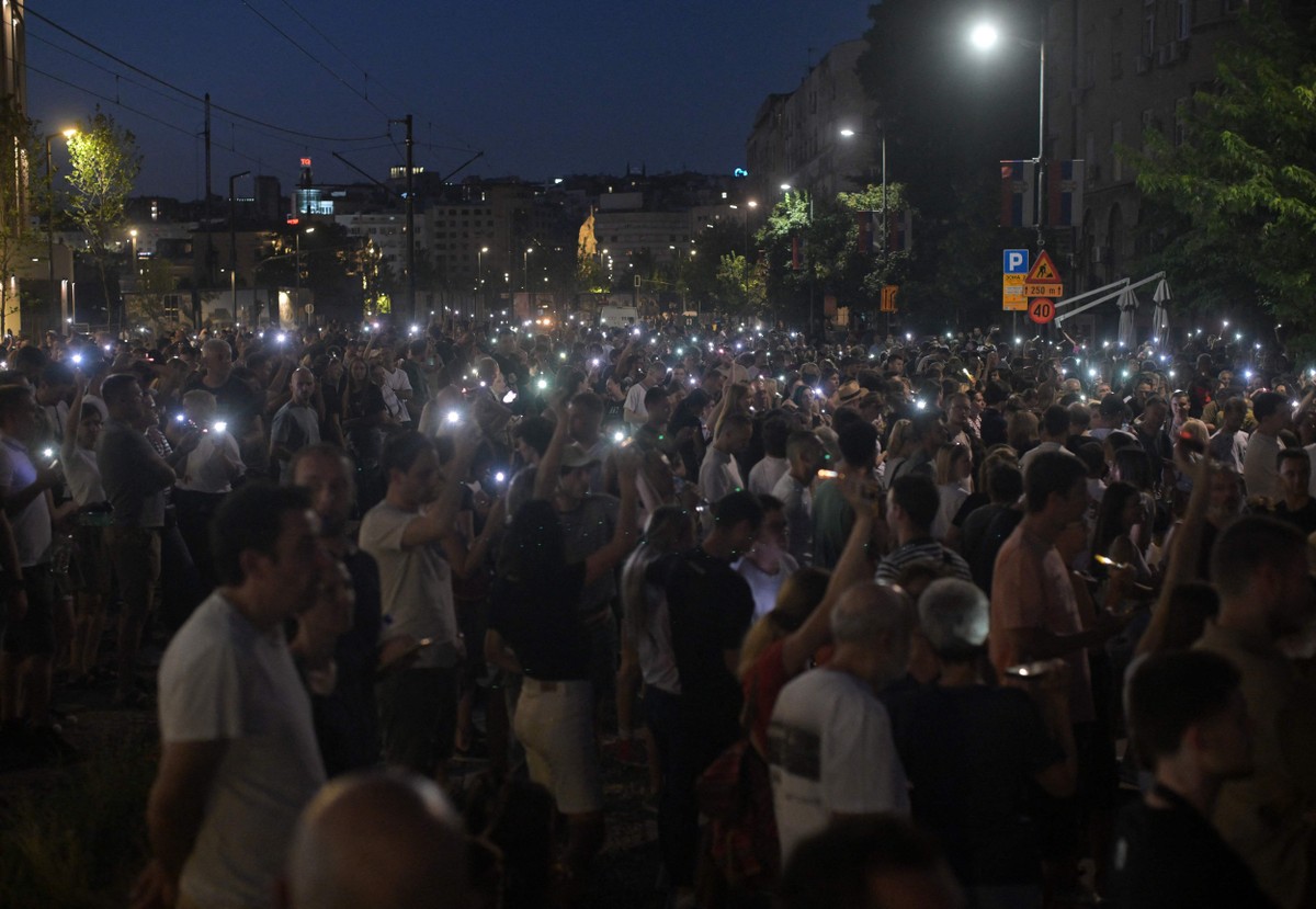 Milhares de manifestantes bloqueiam estradas na segunda noite de ...