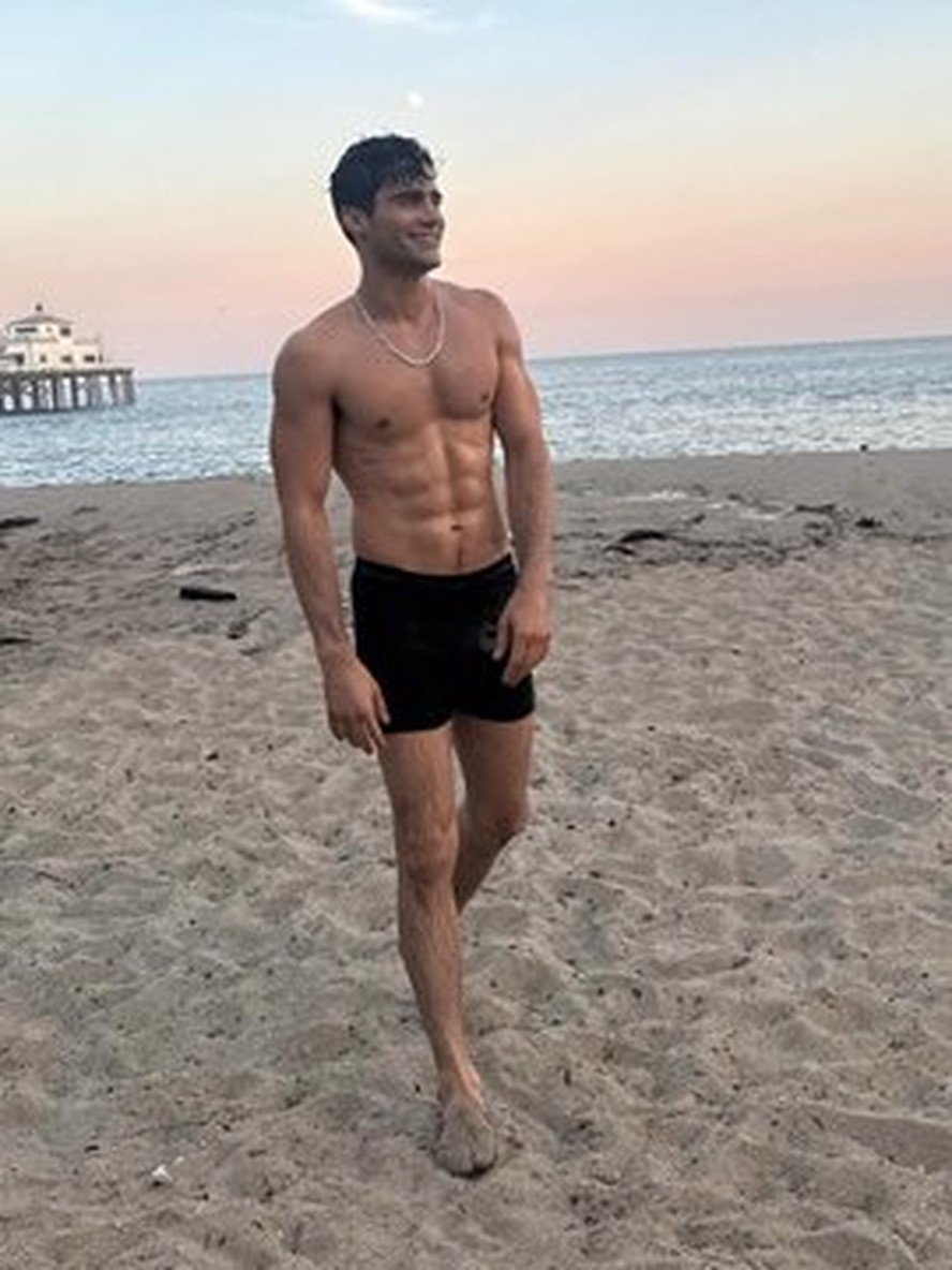 Ex-noivo de Demi Lovato, ator Max Ehrich é preso por violência doméstica na Flórida