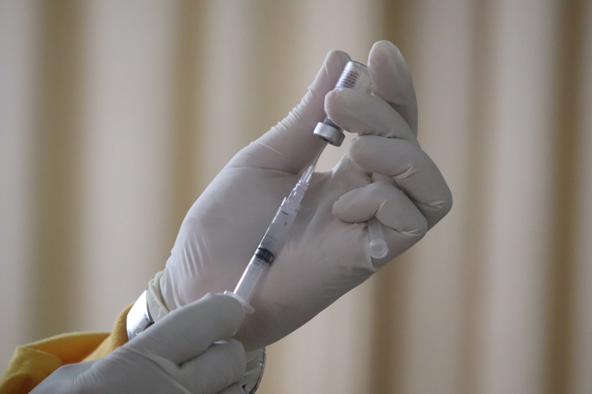Uma dose da vacina contra o VSR é eficaz para proteger idosos contra ...