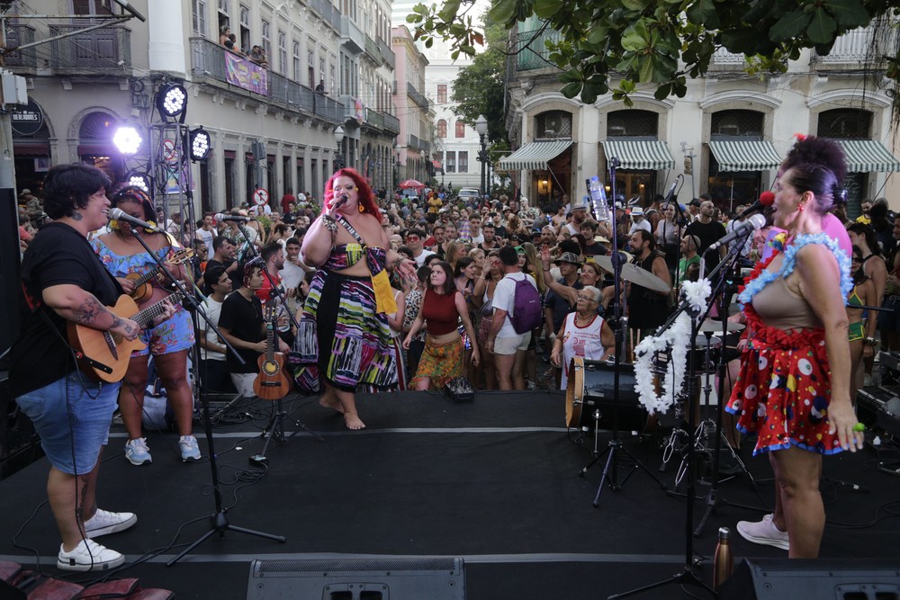 Já é carnaval? Banda da Rua do Mercado, no Centro do Rio, arrasta ...