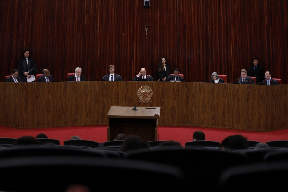 Quem são os ministros que vão decidir o futuro de Bolsonaro em julgamento no TSE