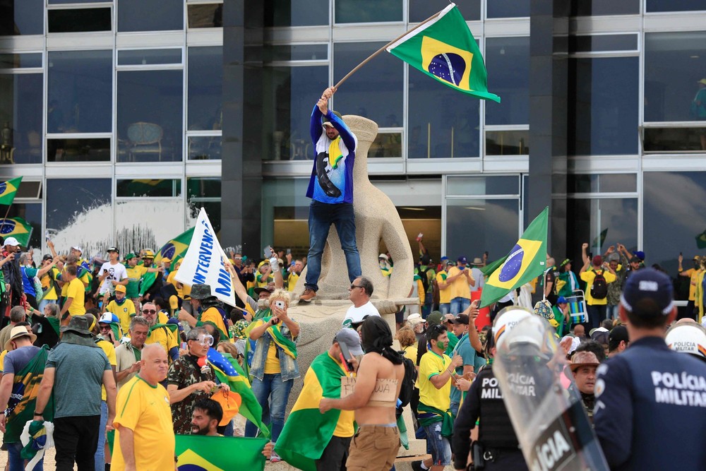 O ruidoso suicídio do bolsonarismo
