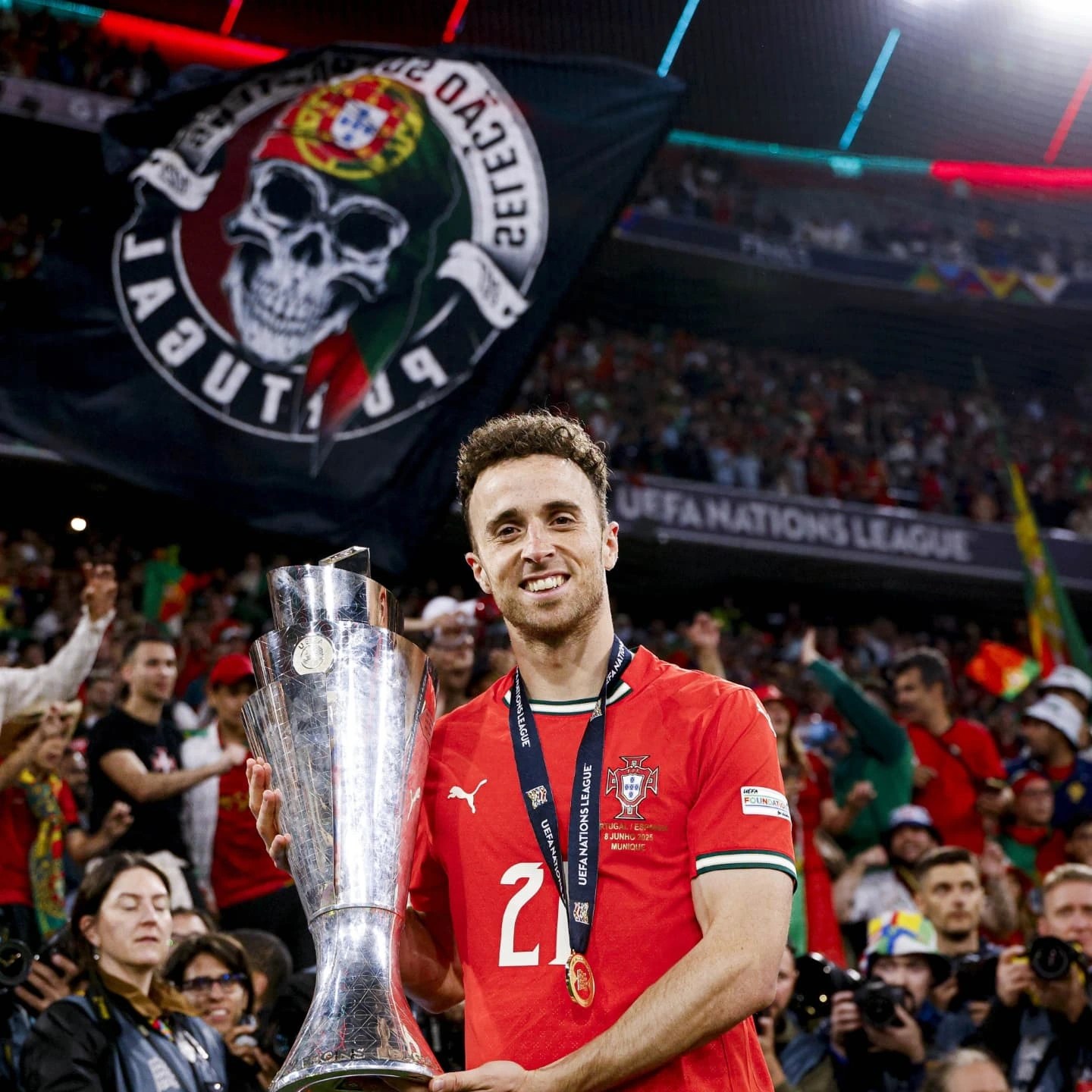 Parentes e jogadores se despedem de Diogo Jota e André Silva em enterro ...