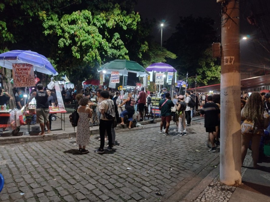 Ambulantes irregulares tumultuam praça na Cantareira, em Niterói