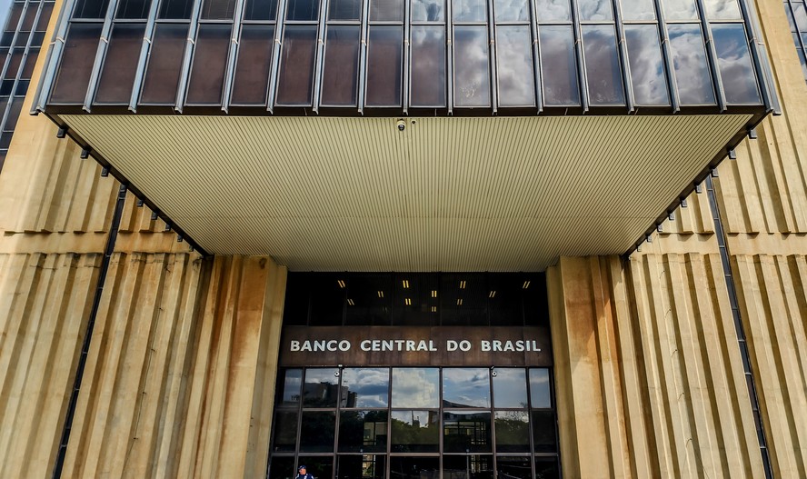 Copom deve cortar juros, mas sem antecipar próximos passos, diante da ...