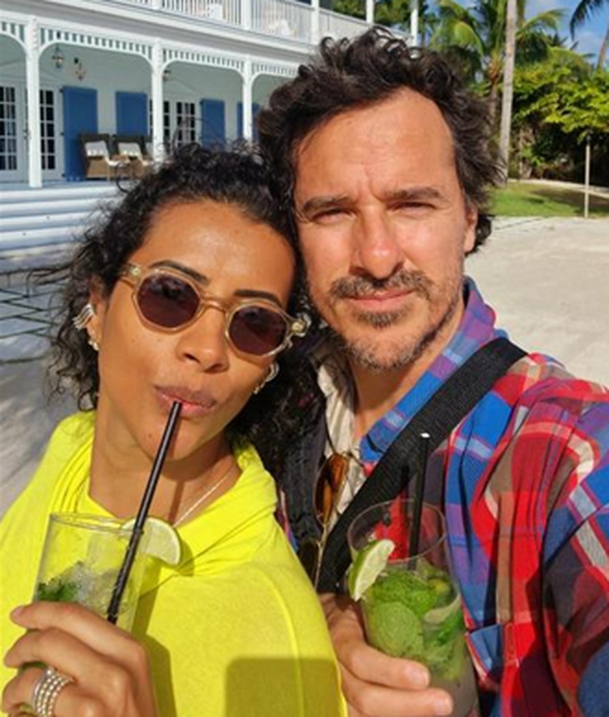 De férias, Aline Midlej e Rodrigo Cebrian visitam locação de série e ...