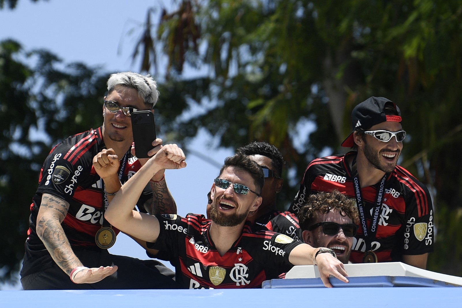 Jogadores do Flamengo celebram título da Libertadores com torcida no ...