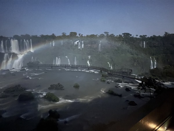 Arco-íris de prata: hóspedes do Hotel das Cataratas 'caçam' fenômeno