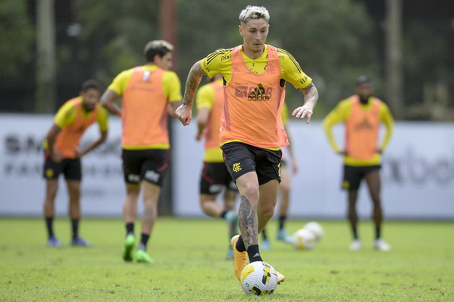 Varela vai bem no Flamengo e estará na lista final do Uruguai para a Copa