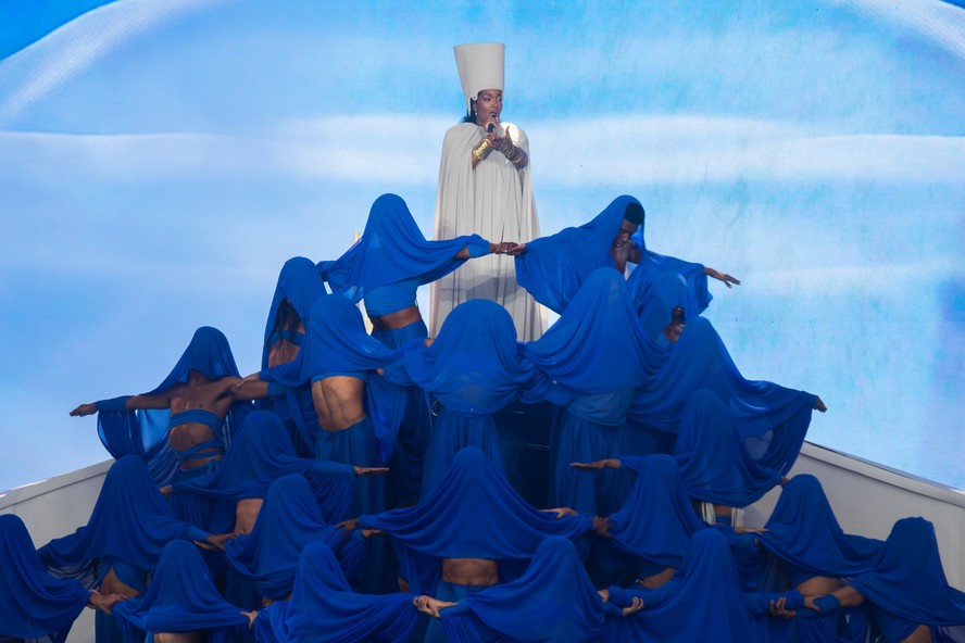 Iza faz ode à ancestralidade e à afirmação feminina no último dia do ...