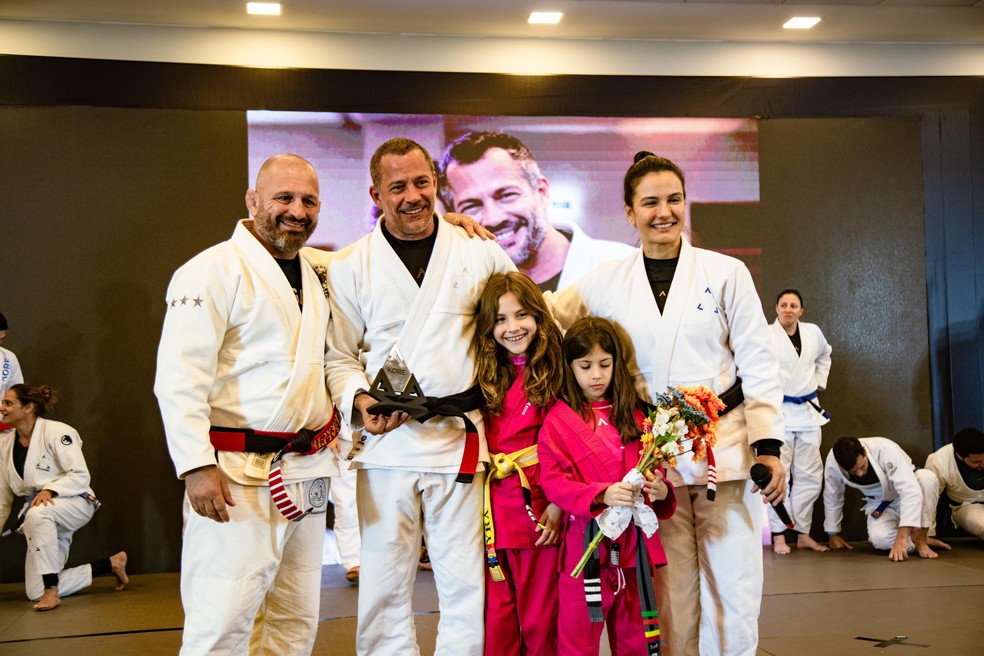Malvino Salvador recebe faixa-preta de jiu-jitsu das mãos da mulher, a multicampeã Kyra Gracie ...