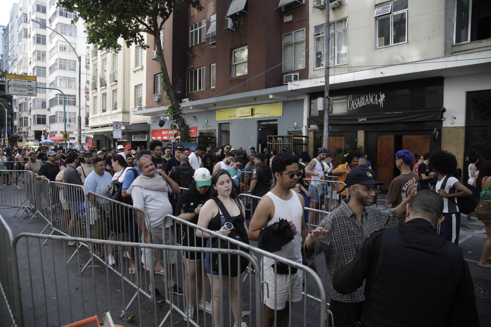 Copacabana já vive clima de superlotação para show de Lady Gaga com ...