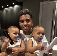Aos 2 anos, filhos gêmeos de Rodrygo já treinam futebol: 'É instinto ...