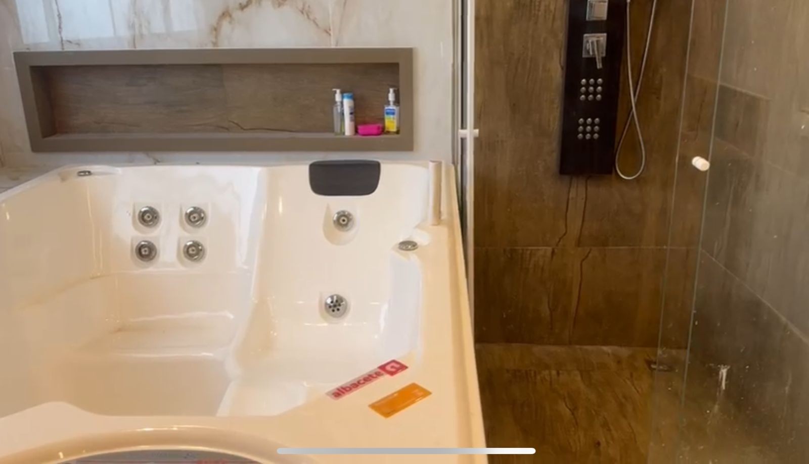 Piscina de cobertura de luxo em condomínio suspeito de ser construído ...