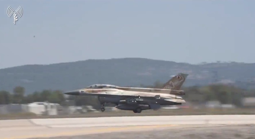Força Aérea de Israel prepara caça F-16 para bombardeios na Faixa de ...