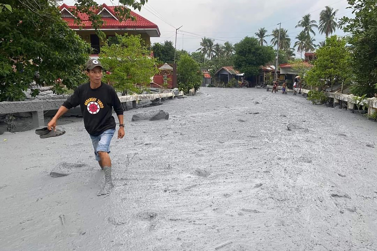 Vídeo: 'Lava fria' invade as ruas de vilarejo nas Filipinas dois dias ...