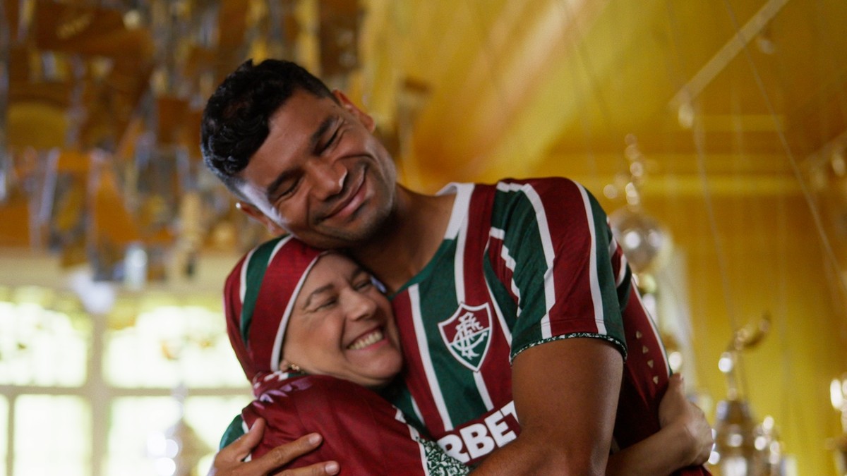 Camisas de Fluminense e São Paulo viram lenços em campanha do Outubro Rosa