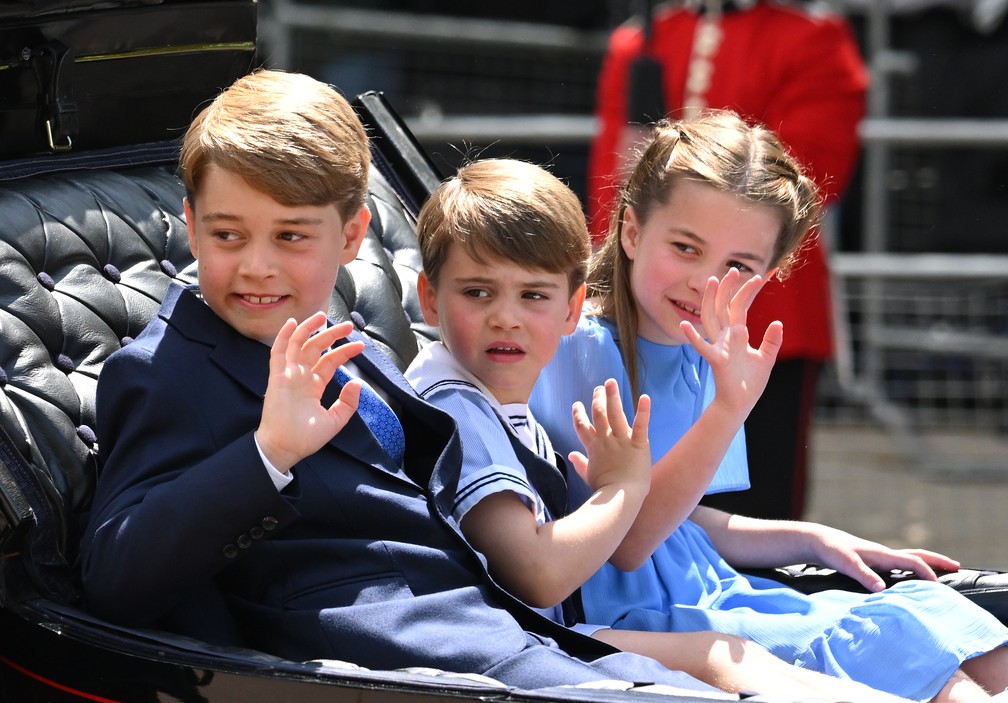 George, Charlotte e Louis roubam a cena no Jubileu de Platina da bisavó