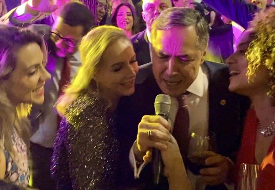 Sem Bethânia, Barroso canta ʽEvidênciasʼ em festa de posse