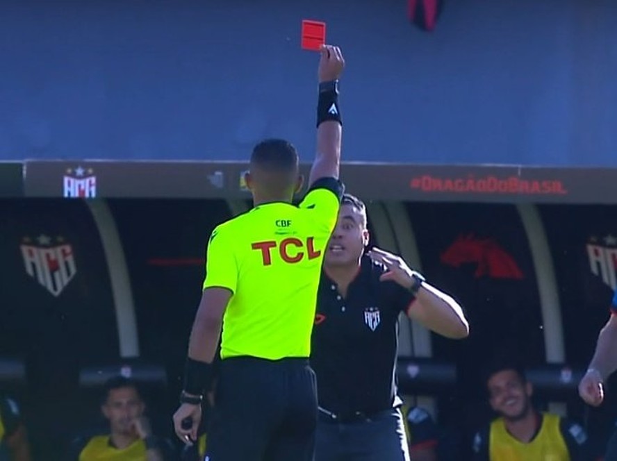 Arbitragem acertou ou errou em lances polêmicos de Atlético-GO x ...