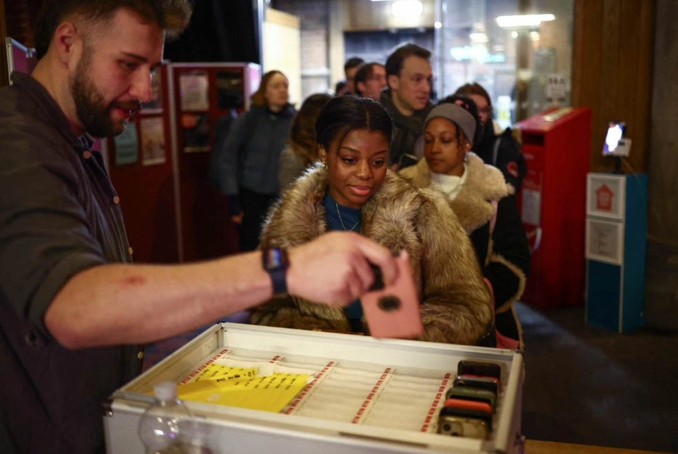 'Detox digital': moda em Londres é curtir as noites 'longe' do telefone ...