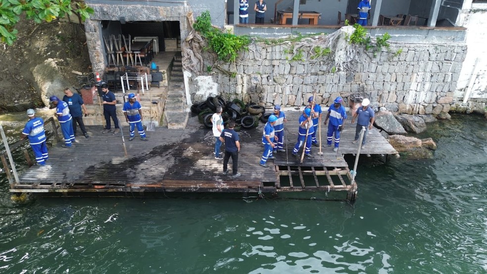Deque irregular é demolido em praia na Barra; outras estruturas estão ...