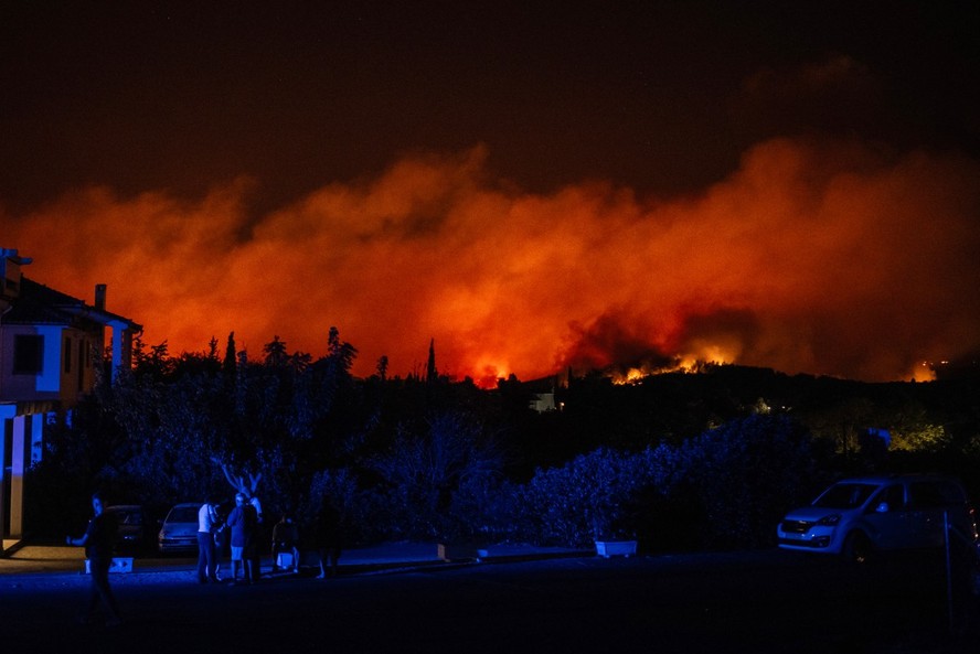 Incêndio florestal na Grécia mata dois voluntários que ajudavam no ...