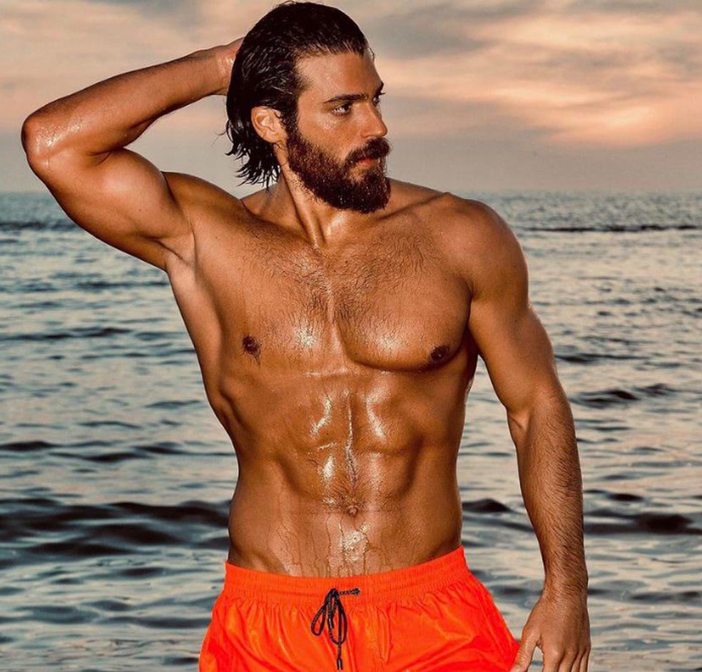 Galã de novela turca, Can Yaman provoca tumulto ao ser recebido por multidão em aeroporto de SP