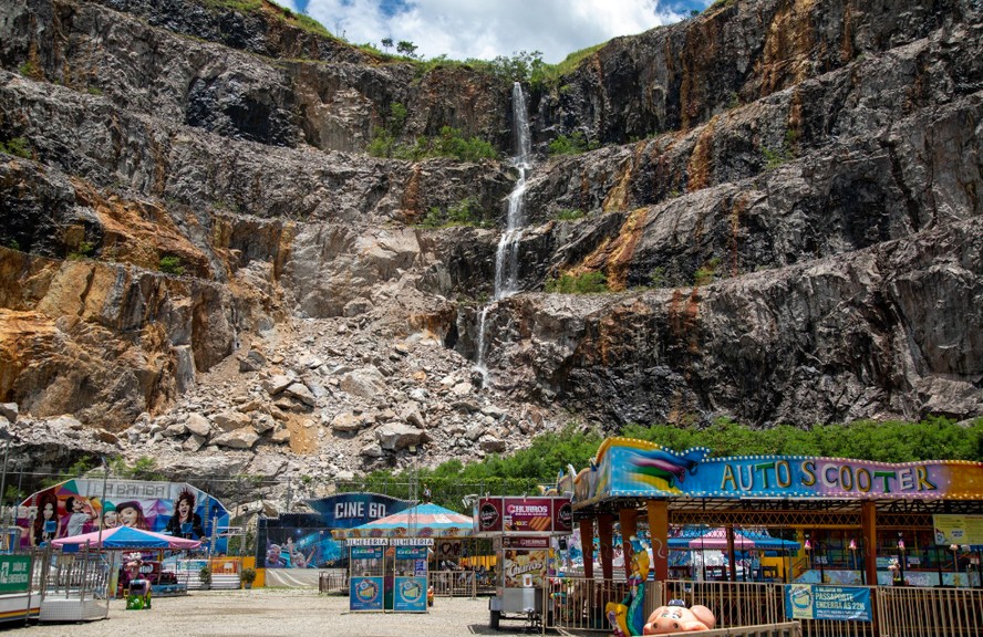 Depois do susto: Defesa Civil faz vistoria em pedras que rolaram com a ...
