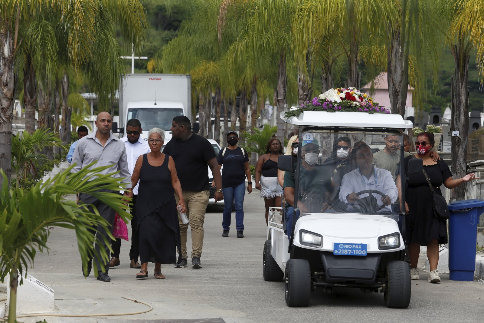 Enterro de idoso levado morto a banco tem 15 pessoas, entre elas, pedagoga que se sensibilizou ...