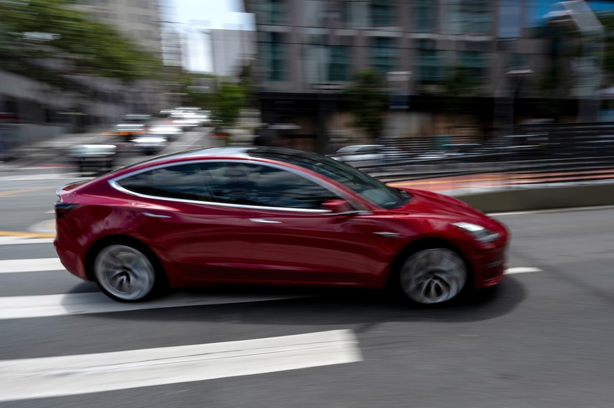 Lucro da Tesla cai 45% no segundo trimestre