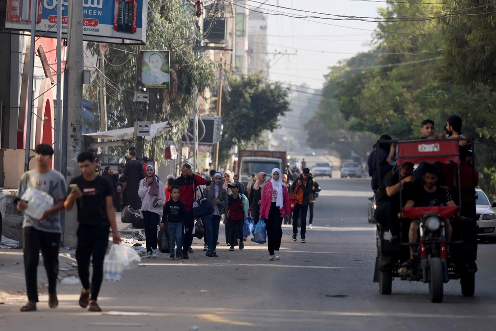 Imagens mostram fuga dramática de palestinos do norte de Gaza após ...
