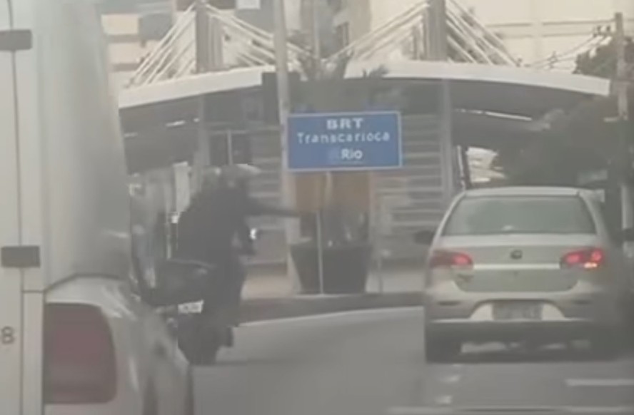 Motorista atropelada assaltante na Praça Seca, criminoso consegue ...