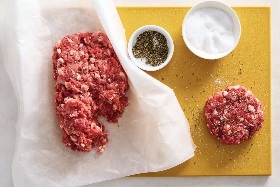Veja as 4 regras para fazer hambúrgueres melhores, de acordo com o chef americano James Kenji ...