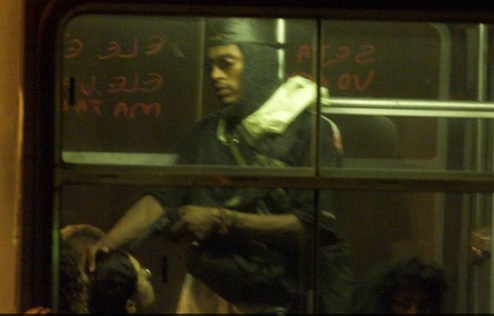 Fotos resgatam tensão e tragédia no sequestro do ônibus 174, há 25 anos