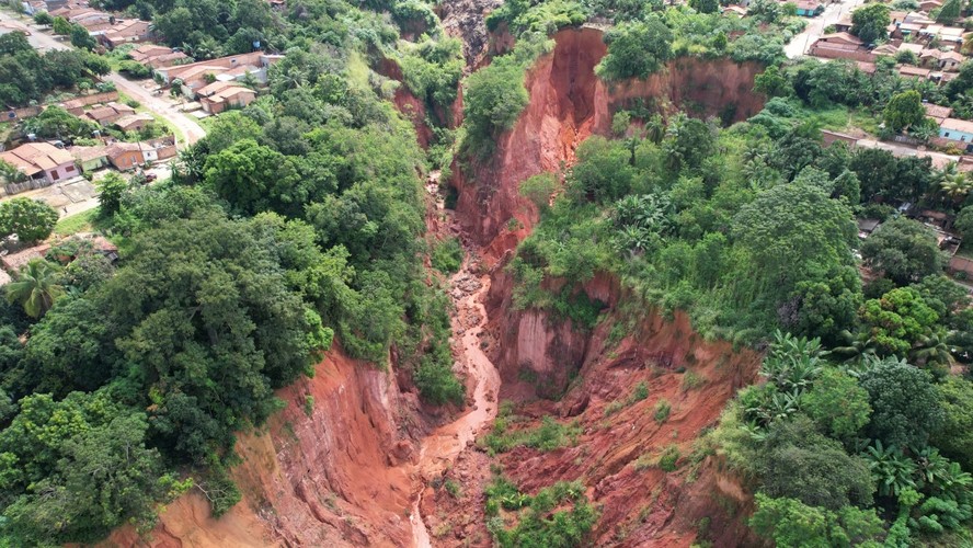 Voçorocas ameaçam engolir 29 casas em cidade no interior do Maranhão