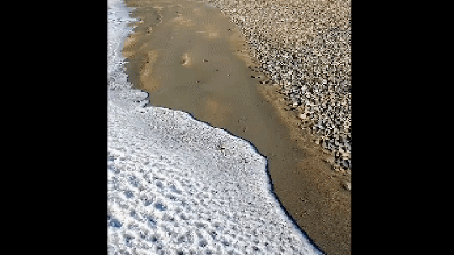 Espetáculo incomum: Temperaturas extremas congelam ondas do mar na ...