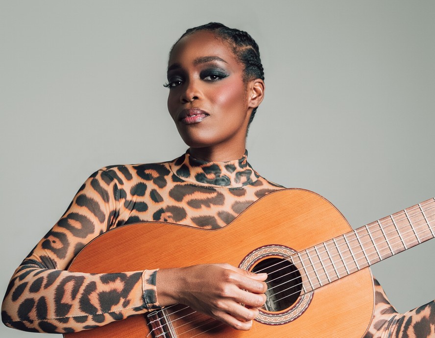 Sucesso nas redes, a cantora camaronesa Irma faz turnê pelo Brasil