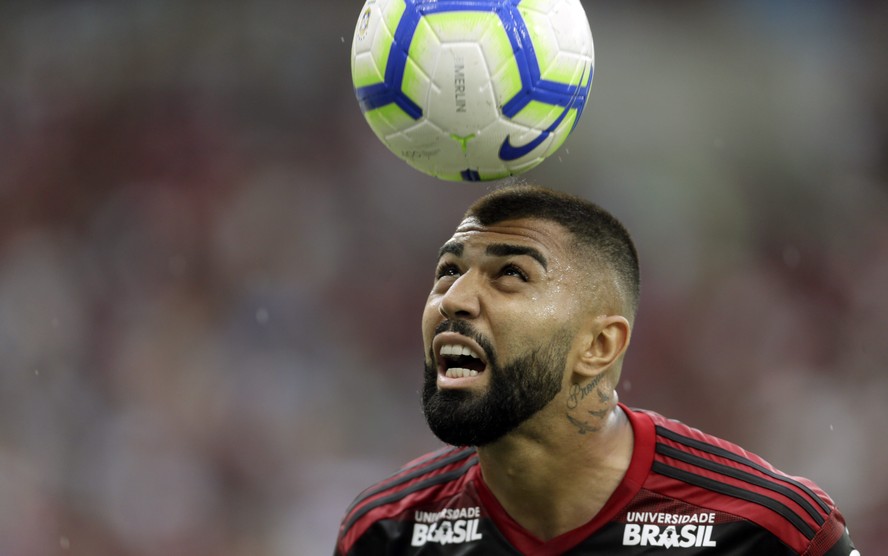 Cabecear bolas de futebol pode causar alterações no cérebro mesmo sem ...