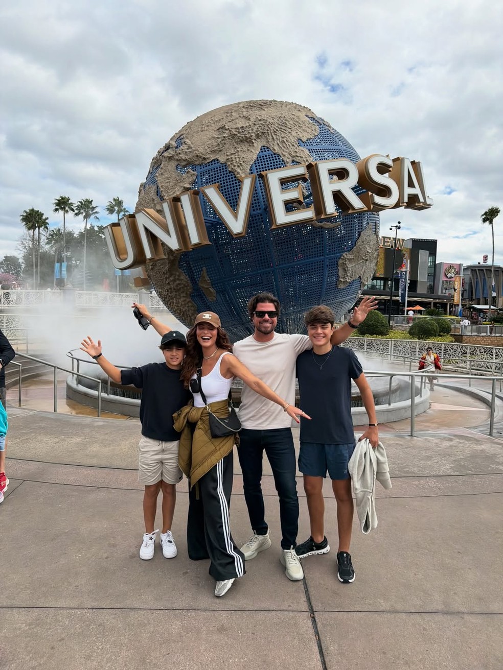 Casa de Deborah Secco em Orlando vira cenário das férias de Juliana Paes