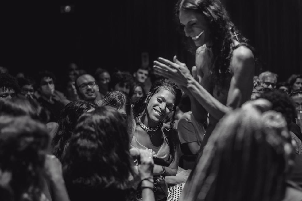 Pais com filhos trans e público diverso roubam a cena na peça ...