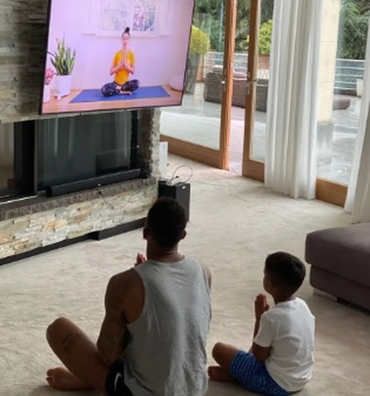 Danilo vai na contramão da nova geração da seleção com yoga, leitura e ...